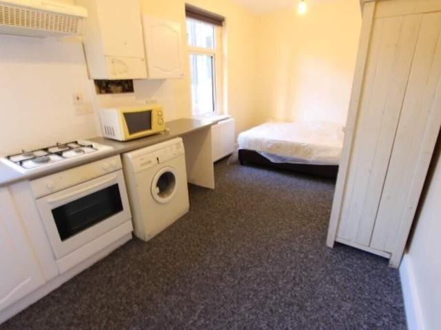 North End Road, London W14, Studio to rent, £1,250 pcm | PrimeLocation