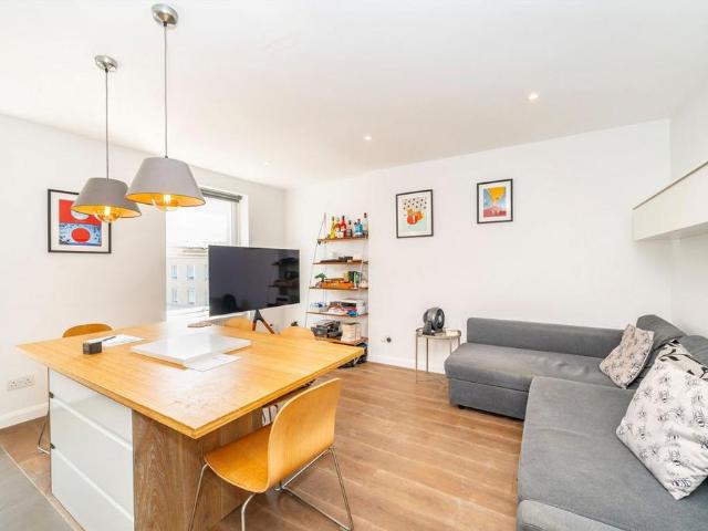 North End Road, London W14 1 bed flat to rent £2,250 pcm £519 pw