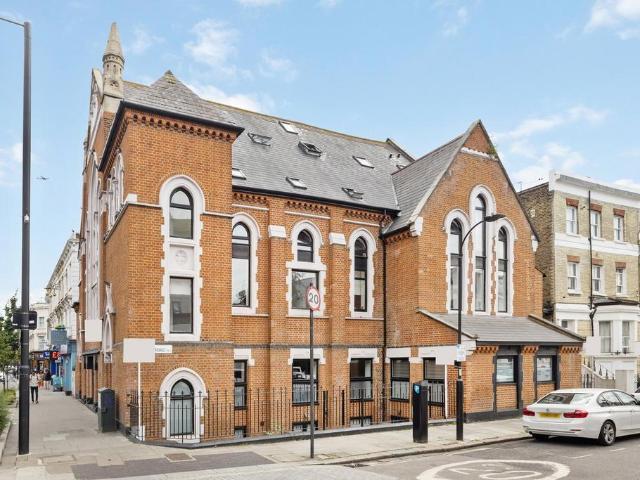 North End Road, London W14 2 bed flat to rent £2,950 pcm £681 pw