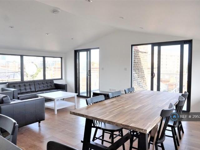 North End Road, London, W14 3 bed penthouse to rent £3,600 pcm £831 pw