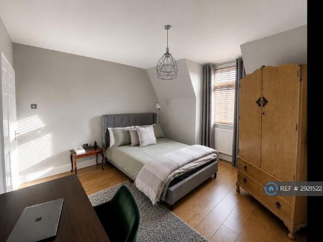North Harrow, Harrow, HA2 1 bed in a flat share to rent £1,050 pcm £242 pw