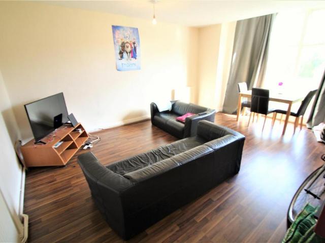 North Hill Road, Headingley, Leeds. 2 bed apartment to rent £1,000 pcm £231 pw