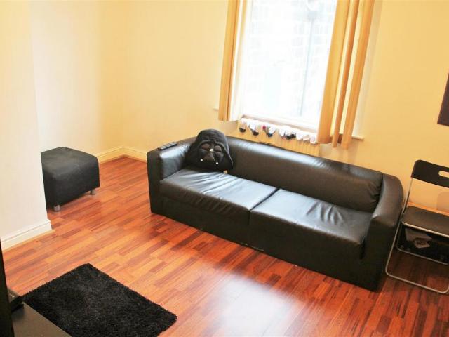 North Hill Road, Headingley, Leeds. 2 bed apartment to rent £1,000 pcm £231 pw
