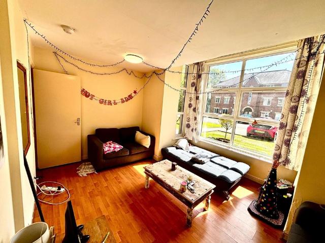 North Hill Road, Leeds LS6 3 bed flat to rent £1,235 pcm £285 pw