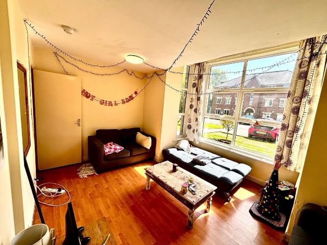 North Hill Road, Leeds LS6, 3 bed flat to rent, £1,235 pcm | PrimeLocation
