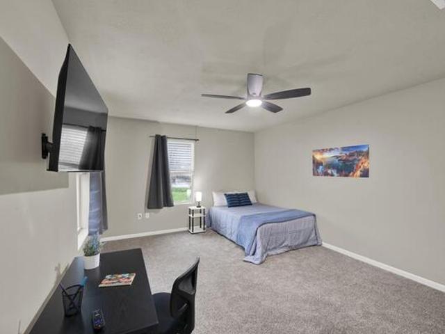 North Houston Co Living Near Transit | Smart TV & High Speed Wi Fi