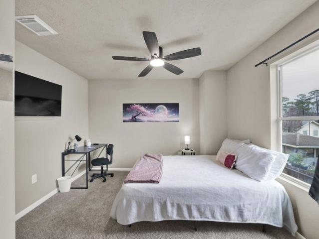 North Houston CoLiving Near Transit | Smart TV