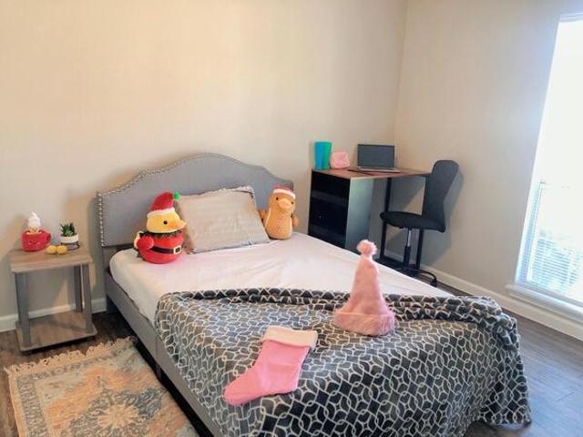 North Houston House. Near to metro. Multiple Bus Stops Nearby New renovated beautiful and clean house. Hidden Valley Home