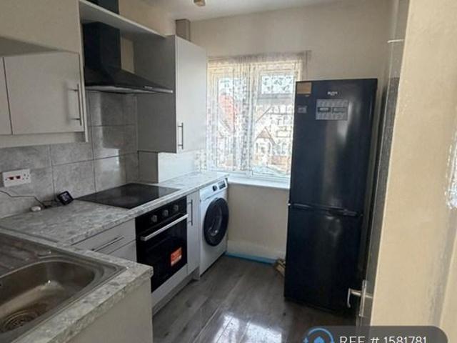 North Hyde Lane, Hounslow, TW5 2 bed flat to rent £1,650 pcm £381 pw
