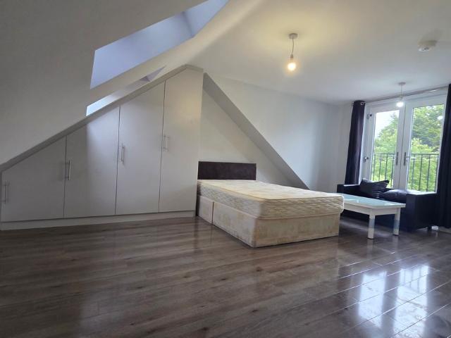 North Hyde Lane, Hounslow TW5, 2 bed flat to rent, £1,800 pcm | PrimeLocation