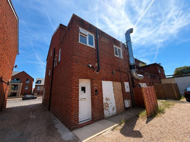 North Lane, Aldershot GU12 3 bed apartment to rent £1,650 pcm £381 pw