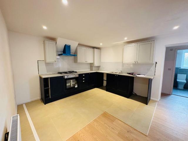 North Lane, Aldershot GU12, 3 bed flat to rent, £1,700 pcm | PrimeLocation