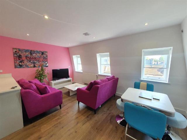 North Lane, Canterbury 2 bed apartment to rent £2,500 pcm £577 pw