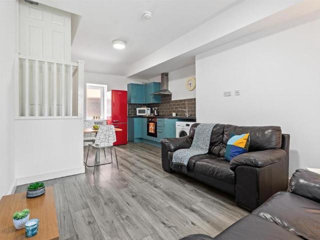 North Lane Headingley, Leeds, LS6 3 bed flat to rent £1,690 pcm £390 pw
