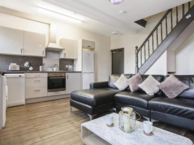 NORTH LANE, Leeds 4 bed flat to rent £2,080 pcm £480 pw