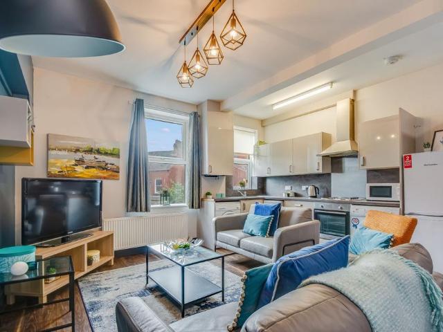 NORTH LANE, Leeds 4 bed house to rent £2,253 pcm £520 pw