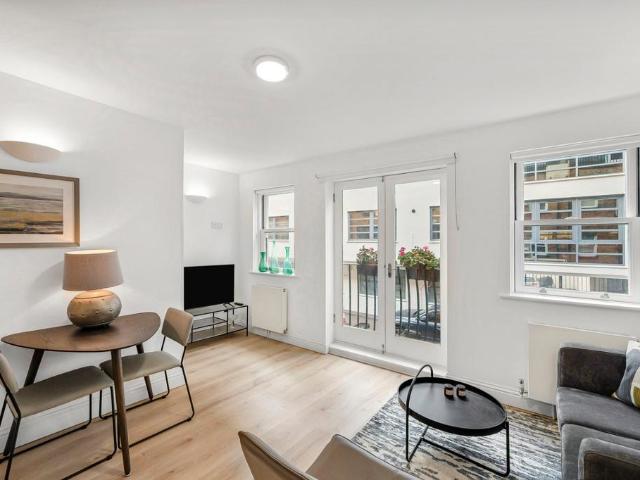North Mews, London, WC1N 1 bed flat to rent £2,800 pcm £646 pw