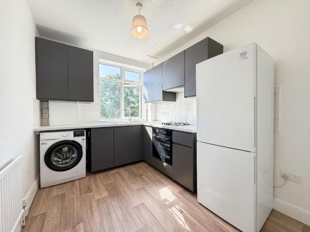 North Orbital Road, Denham, UB9 2 bed flat to rent £1,450 pcm £335 pw