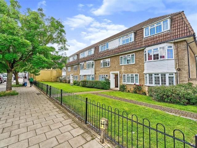 North Parade, Chessington KT9 2 bed flat to rent £1,750 pcm £404 pw