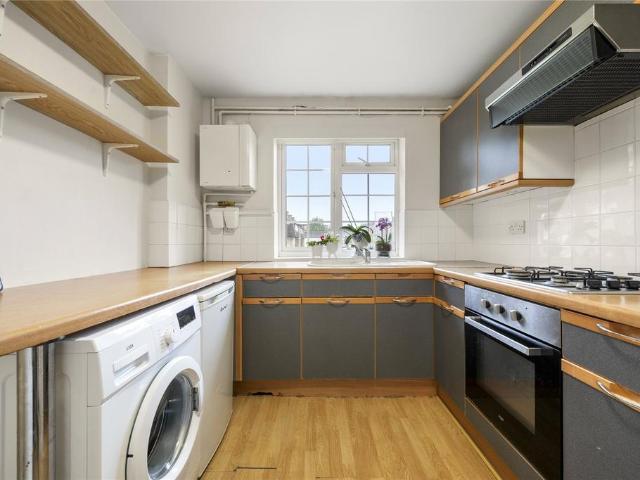 North Parade, Chessington, KT9 2 bed flat to rent £2,200 pcm £508 pw