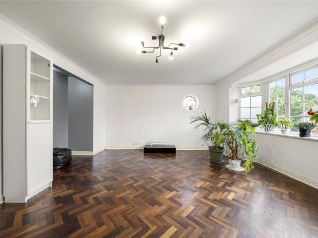 North Parade, Chessington KT9, 2 bed flat to rent, £2,200 pcm | PrimeLocation