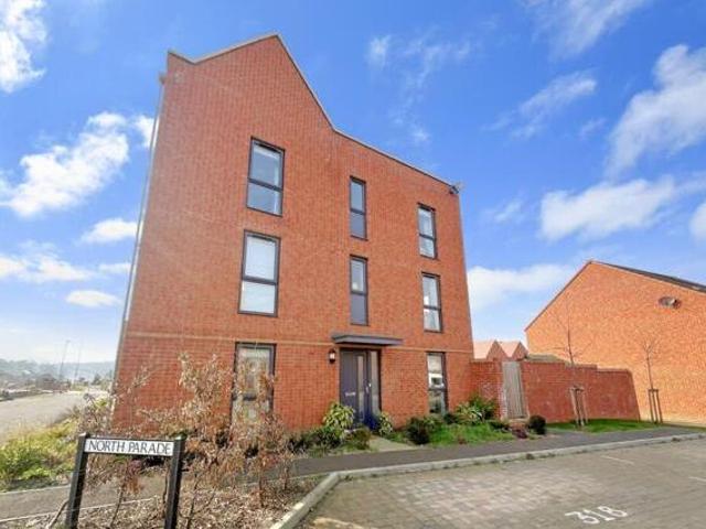 North Parade, Bordon, 3 Bedroom Semi detached