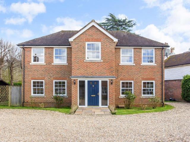 North Parade Horsham RH12 5 bed detached house to rent £3,150 pcm £727 pw
