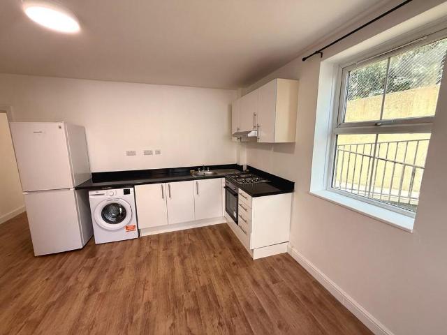 North Pole Road, London 1 bed flat to rent £1,700 pcm £392 pw