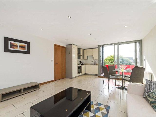 North Road, Brentford, TW8 1 bed apartment to rent £1,750 pcm £404 pw