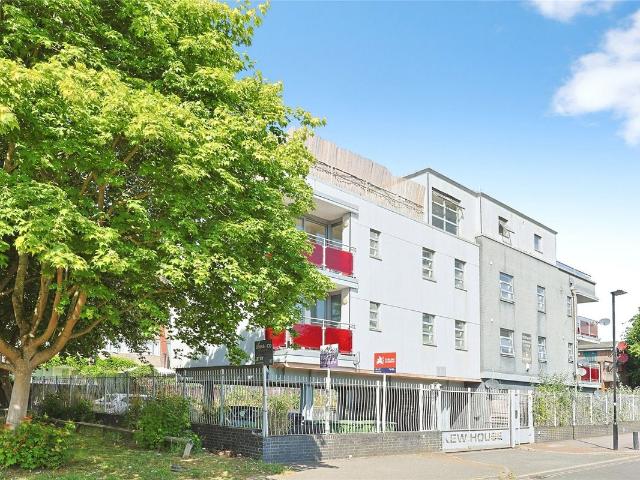 North Road, Brentford TW8, 2 bed flat to rent, £2,000 pcm | PrimeLocation