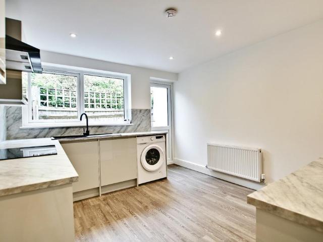 North Road, Bromley BR1 2 bed terraced house to rent £1,775 pcm £410 pw