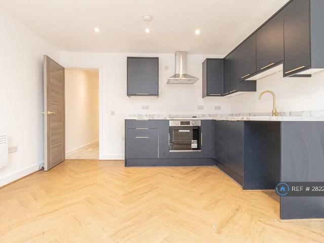 North Road, Cardiff, CF14 2 bed flat to rent £1,050 pcm £242 pw