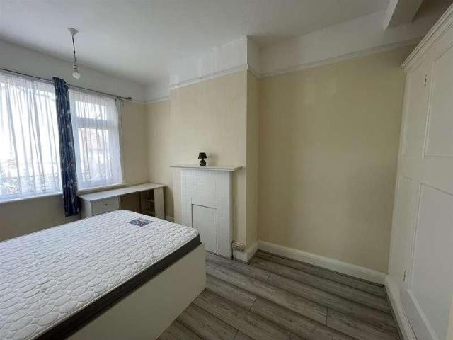 North Road, Southall, UB1