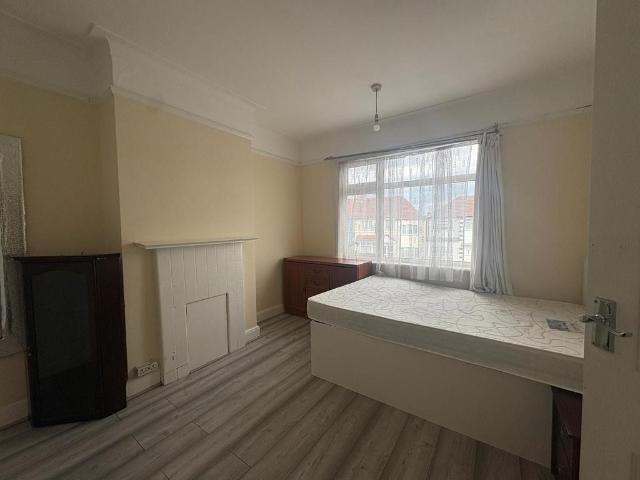 North Road, Southall 2 bed flat to rent £1,850 pcm £427 pw