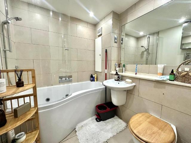 North Road, Wimbledon, SW19 2 bed apartment to rent £1,850 pcm £427 pw