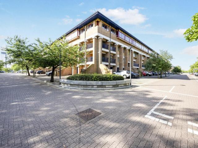 North Row, Milton Keynes. 1 bed flat to rent £1,150 pcm £265 pw