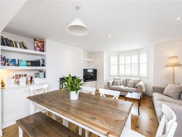 North Side Wandsworth Common, London. 2 bed apartment to rent £2,600 pcm £600 pw