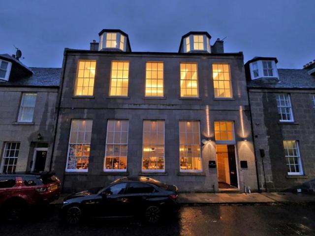 North Silver Street, Top Floor. 2 bed flat to rent £1,695 pcm £391 pw