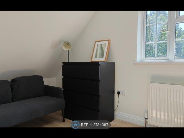 North St, Redhill RH1, Room to rent, £1,000 pcm | PrimeLocation