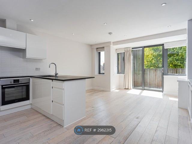 North Street, Horsham RH13, 1 bed flat to rent, £1,225 pcm | PrimeLocation