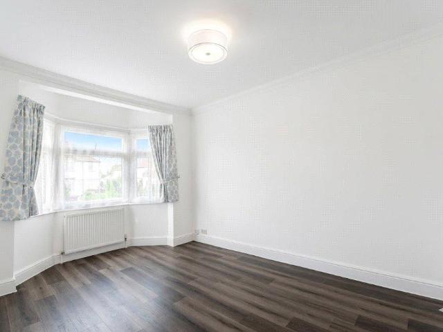 North Street, Romford RM1 2 bed apartment to rent £1,550 pcm £358 pw