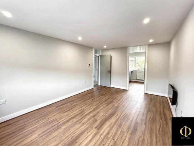 North Street, Romford RM1 2 bed flat to rent £1,650 pcm £381 pw