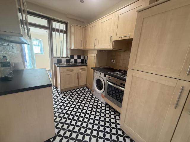 Northolt, UB5 3 bed semi detached house to rent £2,400 pcm £554 pw