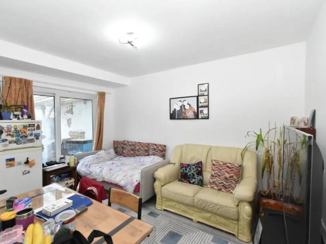 Northolt UB5, 1 bed flat to rent, £1,500 pcm | PrimeLocation