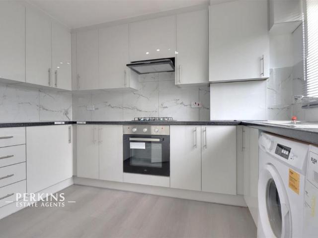 Northolt, UB5 2 bed flat to rent £1,750 pcm £404 pw