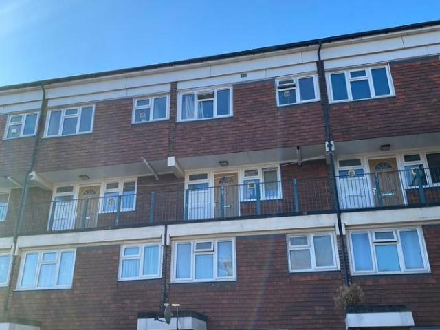 Northolt UB5, 2 bed flat to rent, £1,900 pcm | PrimeLocation