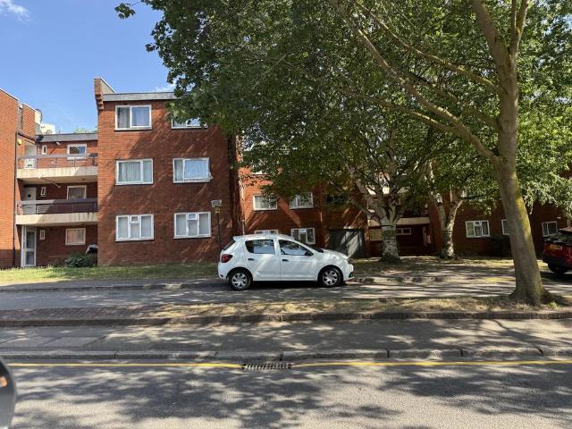 Northolt Road, HA2 3 bed flat to rent £1,795 pcm £414 pw