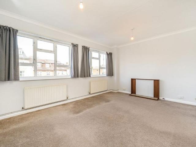 Northolt Road, Harrow HA2 3 bed flat to rent £2,100 pcm £485 pw