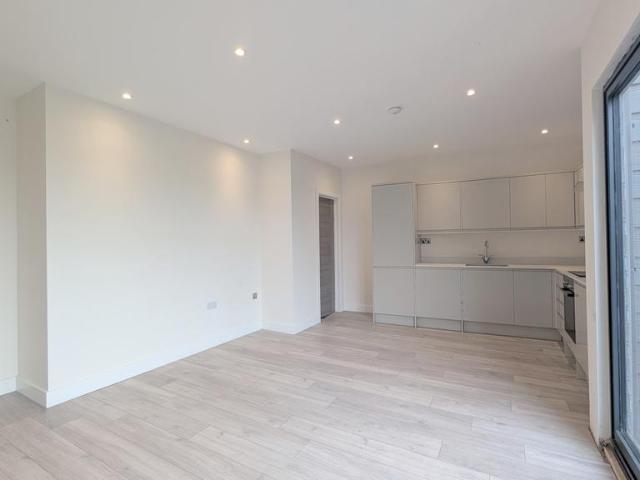 Northolt Road, Harrow, HA2 1 bed apartment to rent £1,800 pcm £415 pw