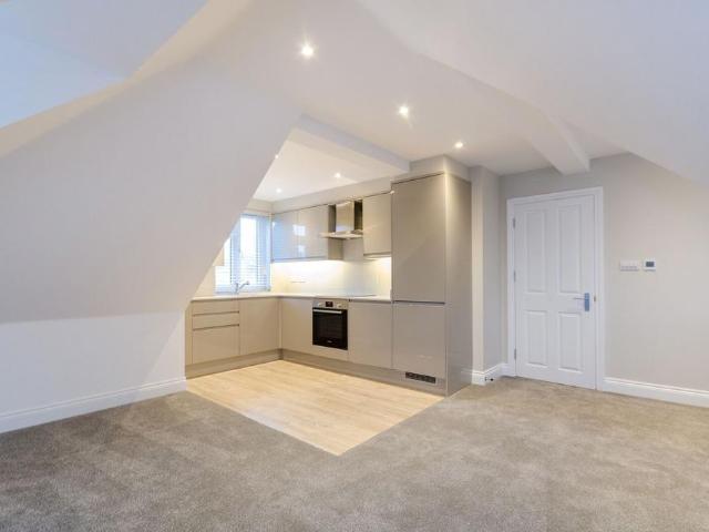 Northampton Road, Croydon, CR0 2 bed flat to rent £1,750 pcm £404 pw